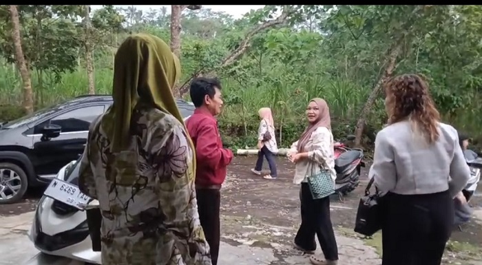 Yayasan AMS Kunjungi Rumah Duka Kabiro Memorandum Lumajang, Putrinya ...