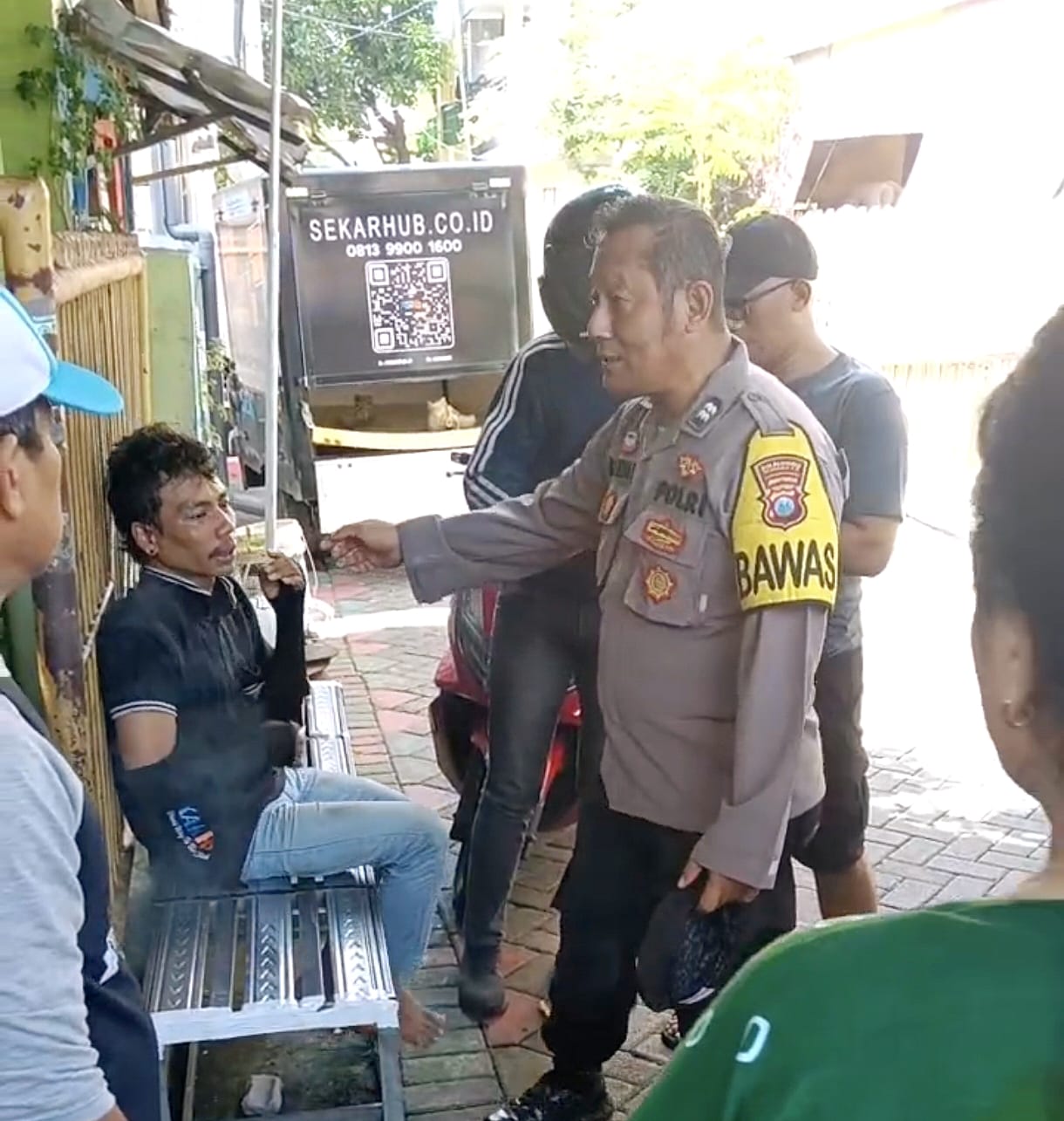 Pura-Pura Cari Alamat, Maling Helm di Gubeng Jaya Babak Belur Diamuk Warga