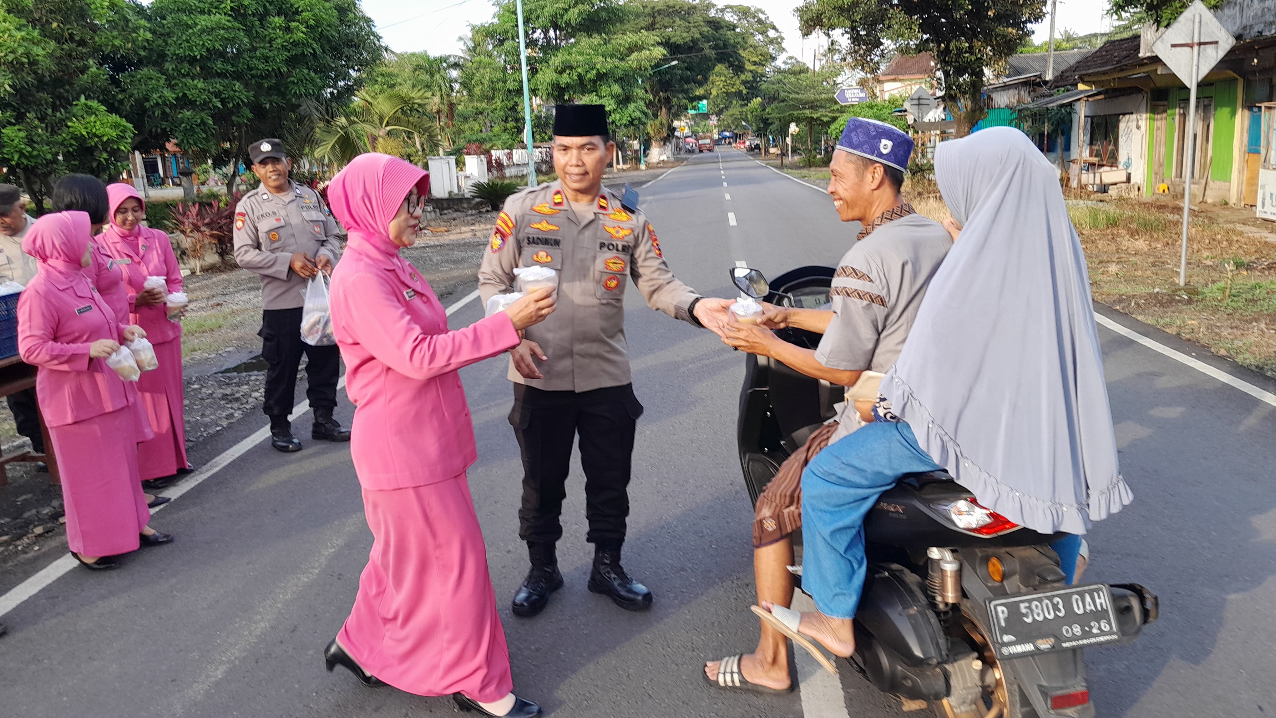 Polsek Tegaldlimo dan Bhayangkari Ranting Bagikan Ratusan Takjil untuk Masyarakat