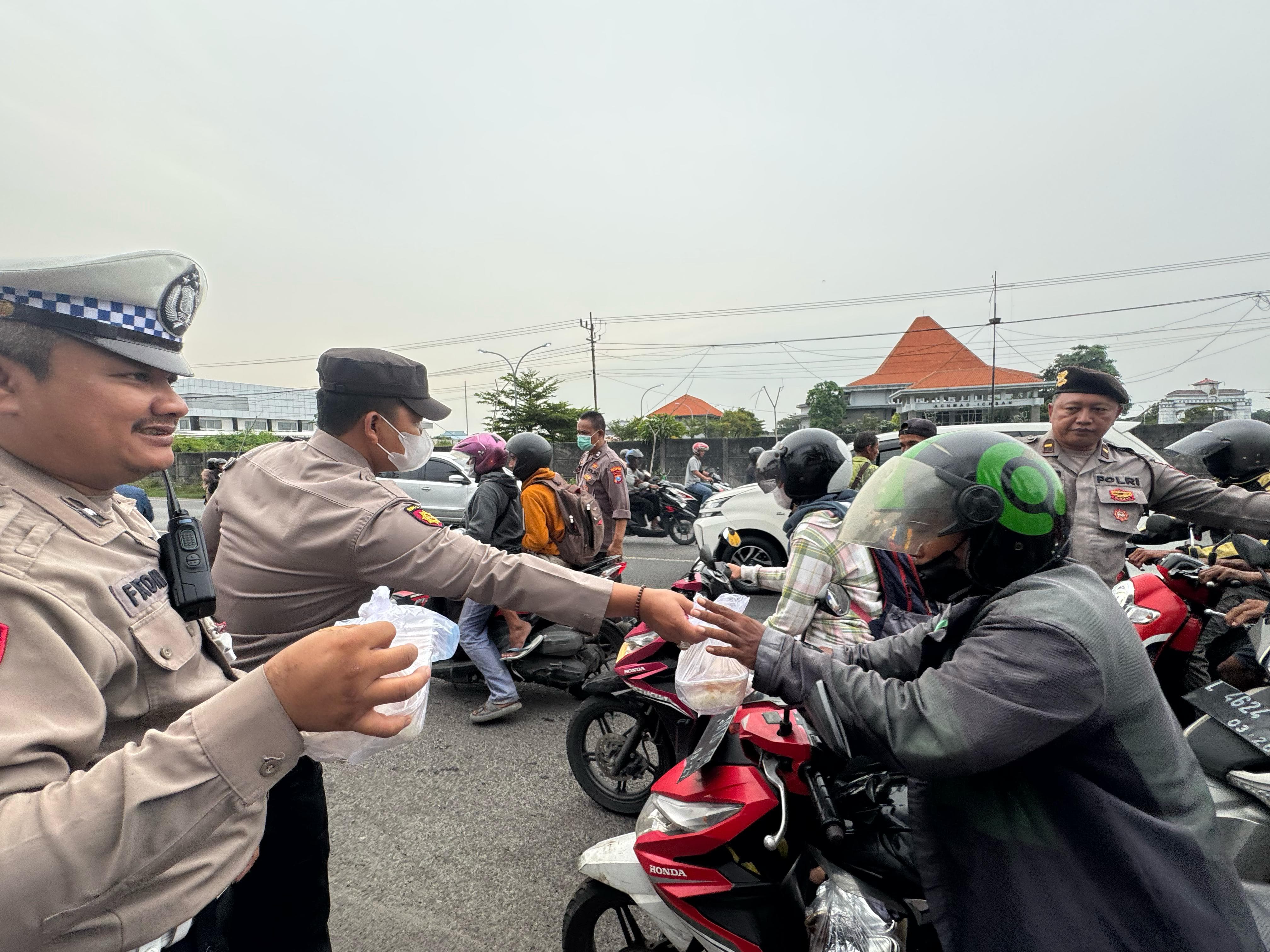 Polsek Krembangan Bagikan 150 Paket Takjil untuk Warga dan Pengguna Jalan di Bulan Ramadan