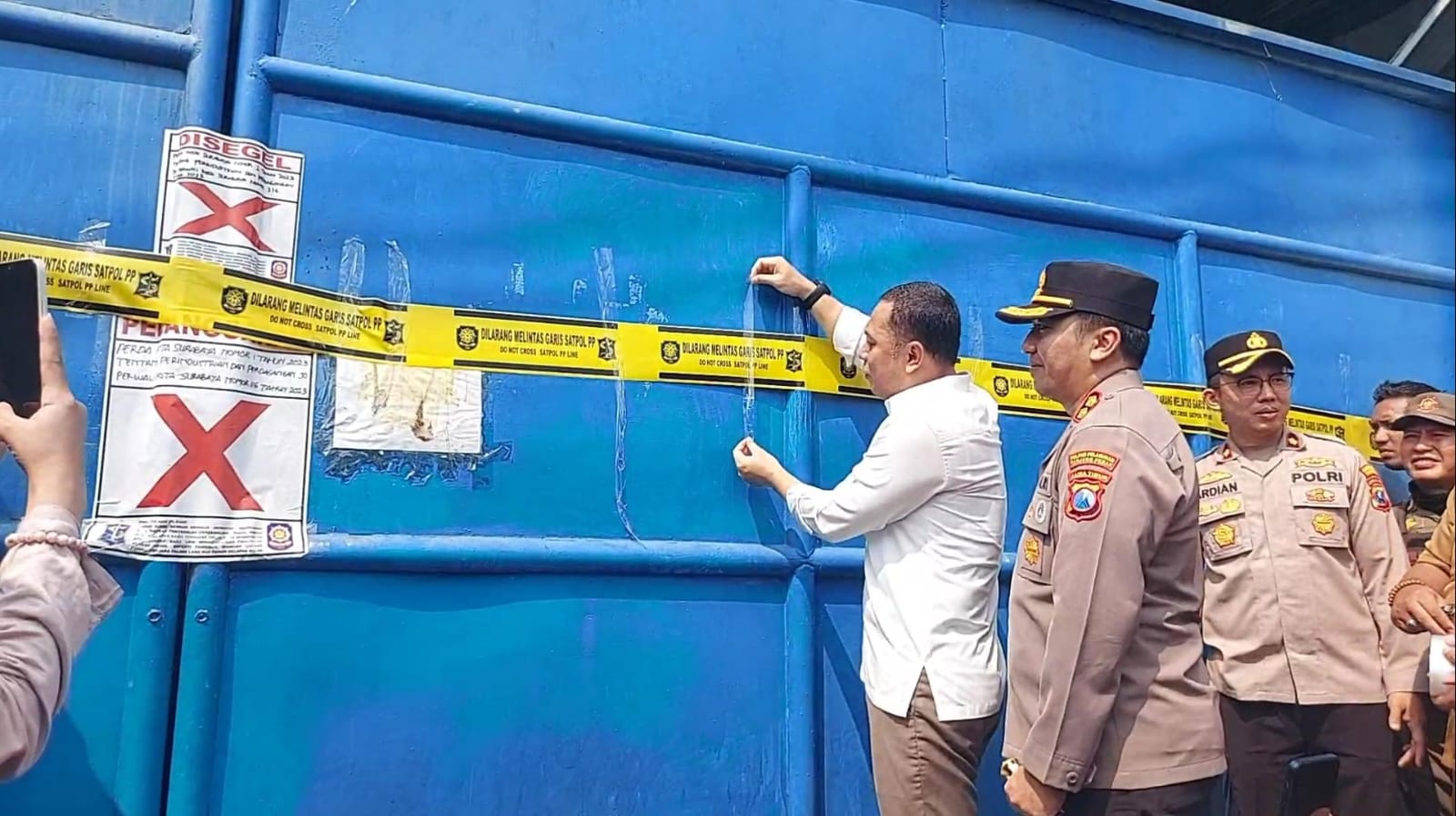 Ucapan Selawat Iringi Wali Kota Surabaya Tutup Gudang UD Sentosa Seal