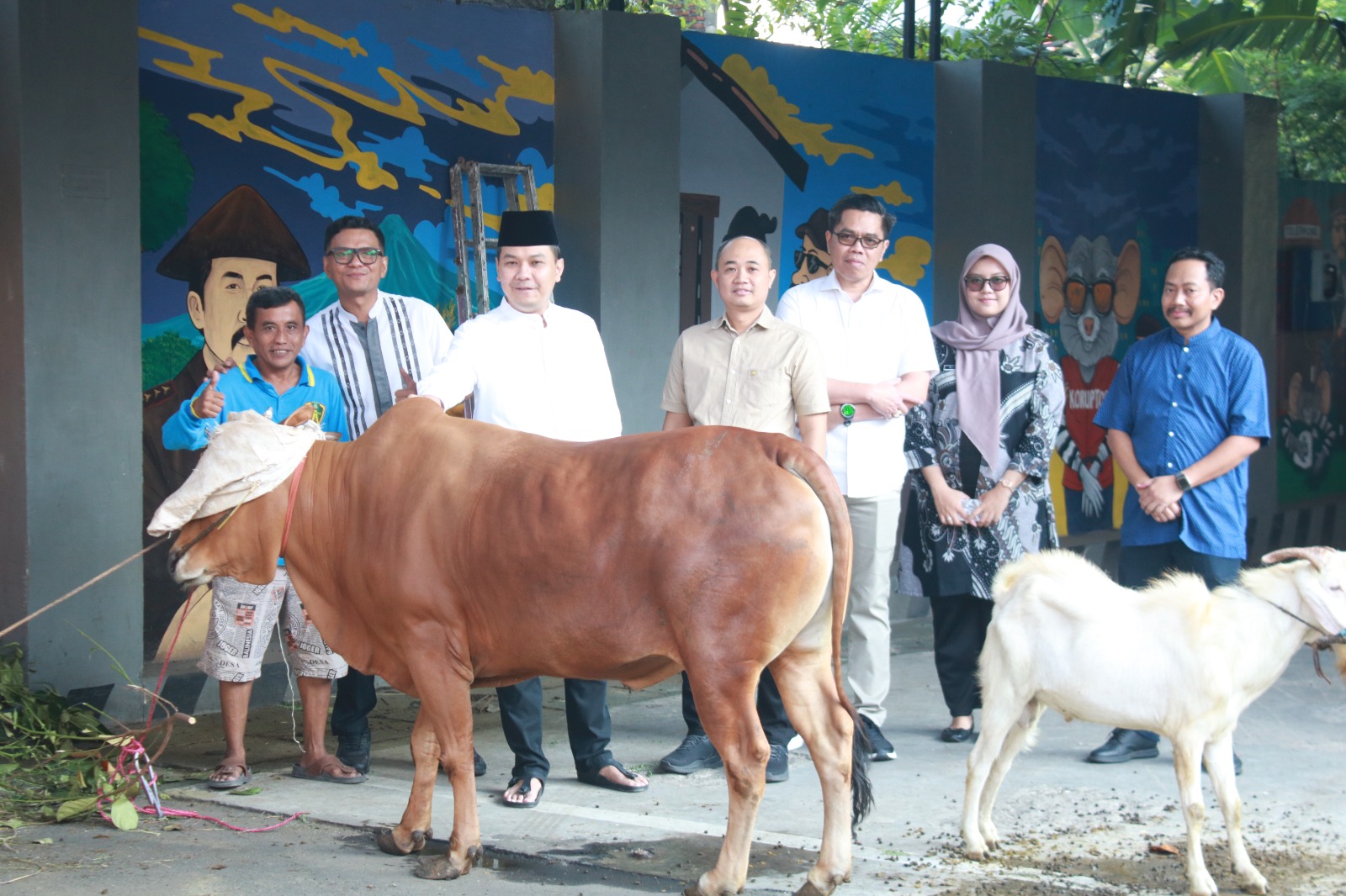 Kejari Surabaya Sembelih 3 Sapi dan 4 Kambing, 547 Paket Kurban Dibagikan