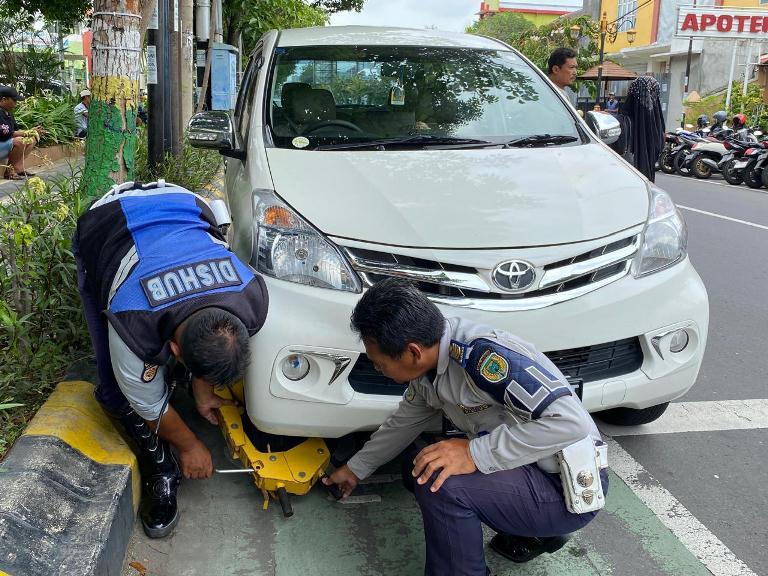 Dishub Kota Madiun Tunjukkan Taring, Gembok 4 Mobil yang Parkir Sembarangan