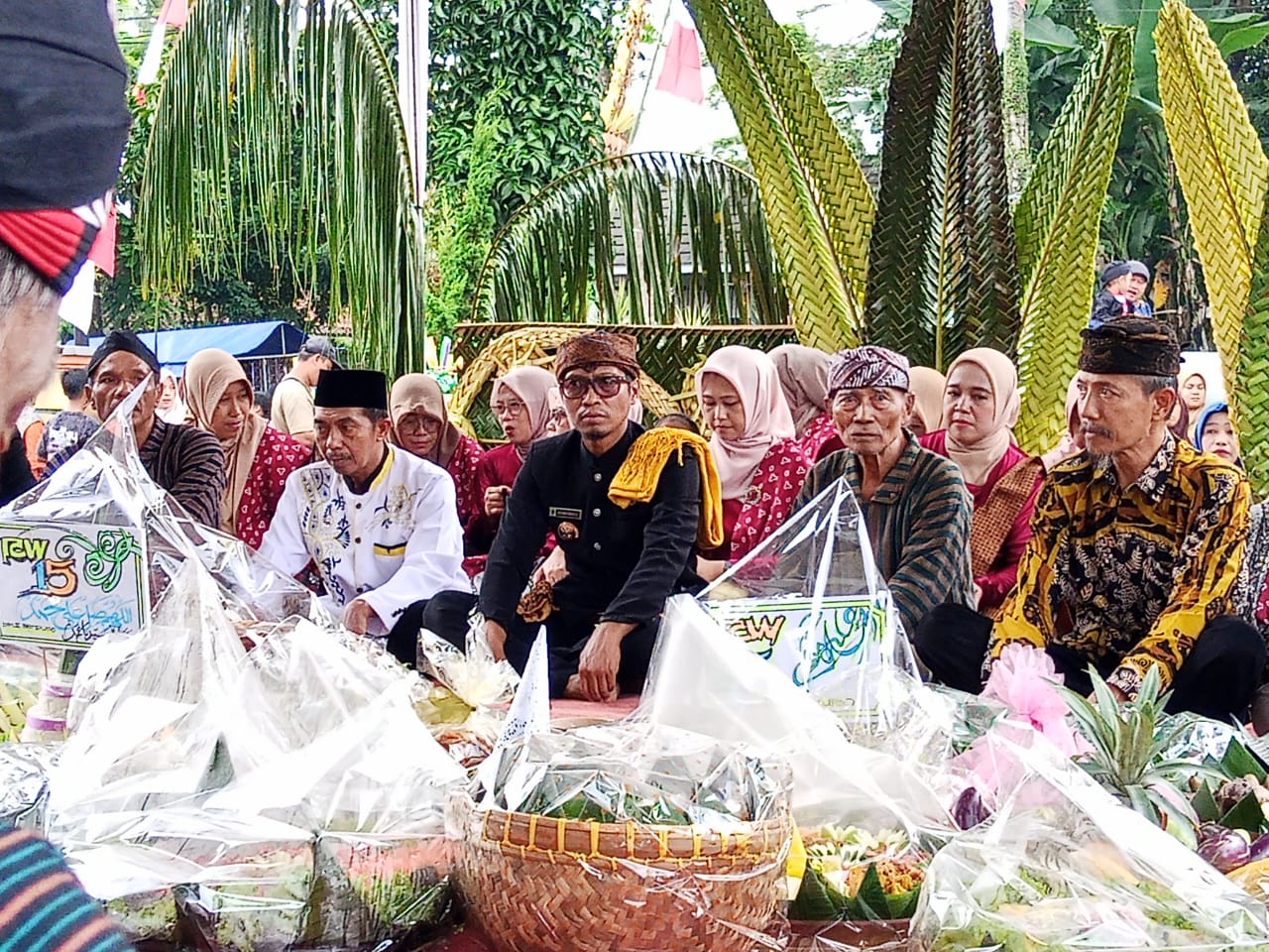 Tasyakuran Sedekah Desa Senduro Dimeriahkan Arak-Arakan Jolen