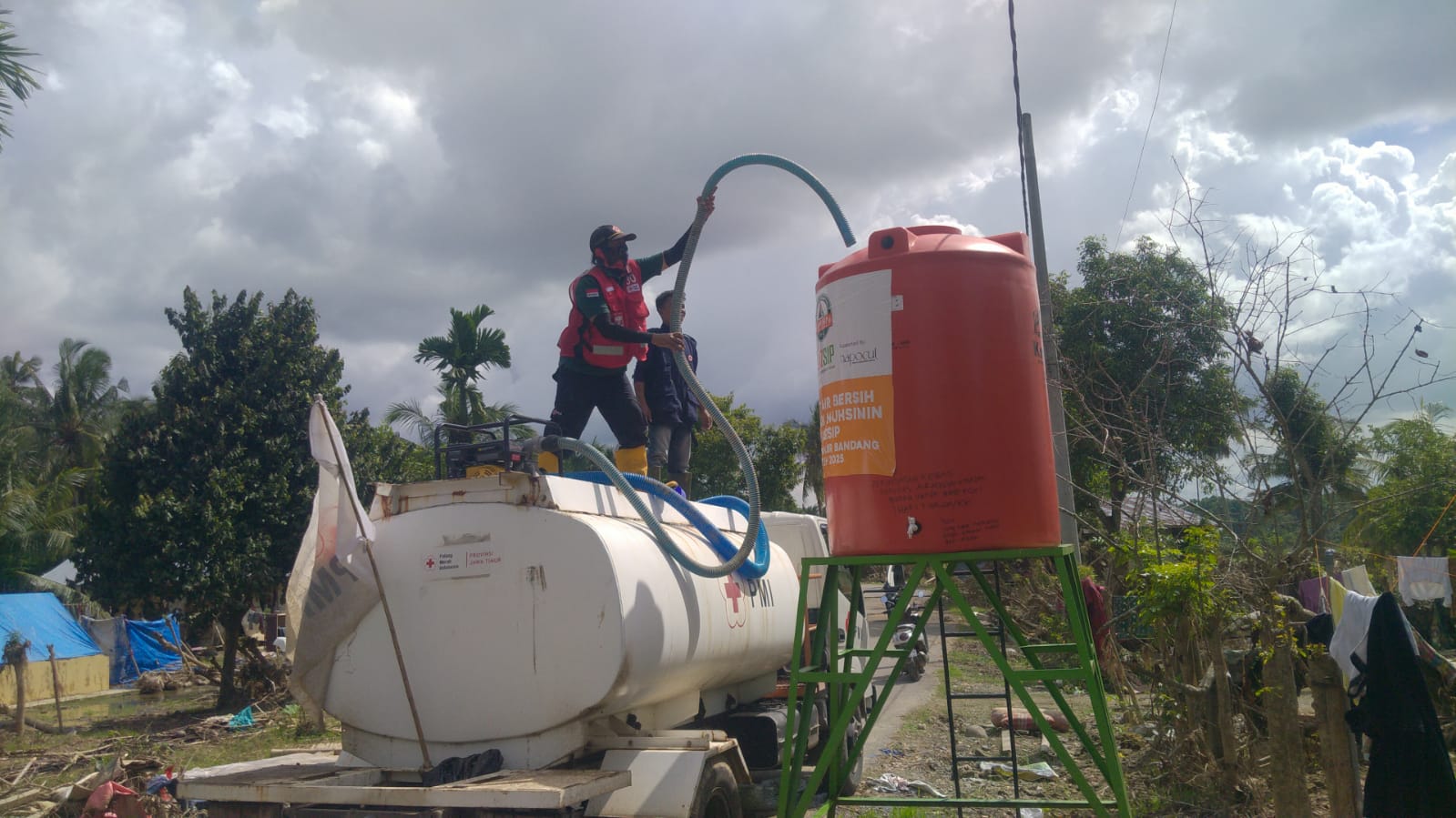 Misi Kemanusiaan, Relawan PMI Jember Pasok Puluhan Ribu Liter Air ...